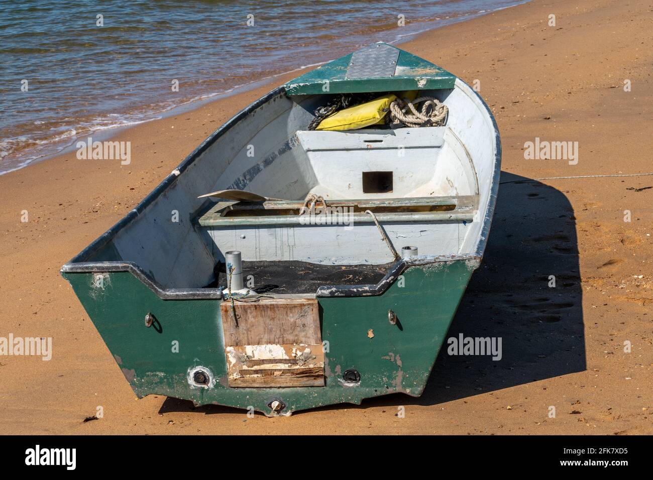 Kleines beiboot an land -Fotos und -Bildmaterial in hoher Auflösung – Alamy