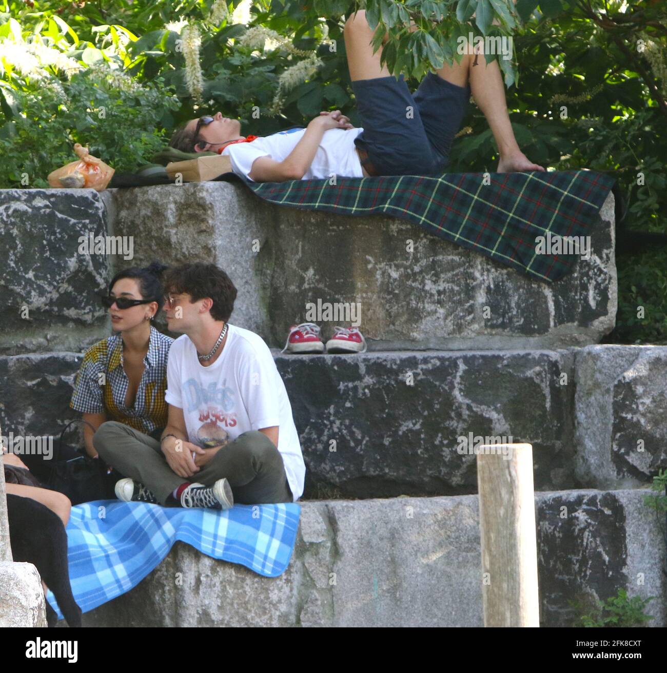 New York - NY - 20200718 - Dua Lipa hängt mit Freunden im Brooklyn ...