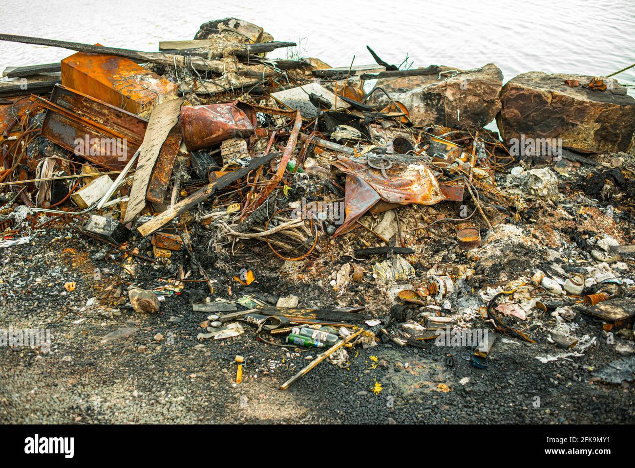 Verbrannter und rostiger Metallschrott in einem Haufen Stockfotografie ...