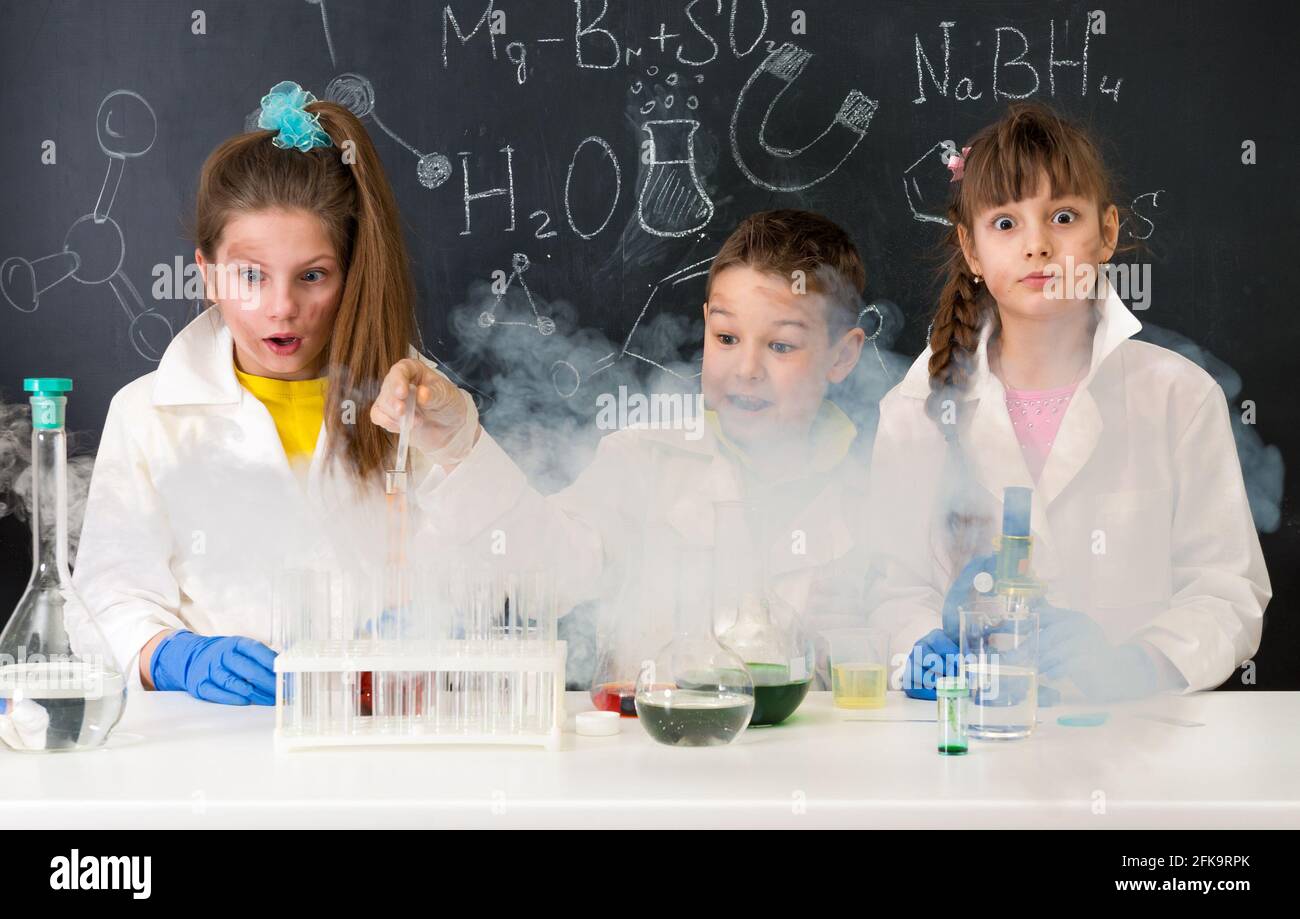 Scientist experiment explosion -Fotos und -Bildmaterial in hoher ...