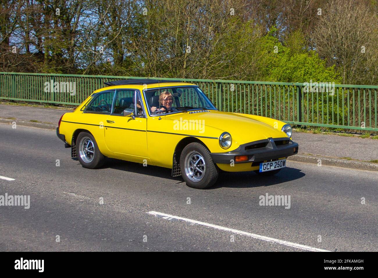 1980 80er Jahre gelbe MG GT 1798cc Oldtimer, geschätzter Veteran, restaurierter alter Timer ...