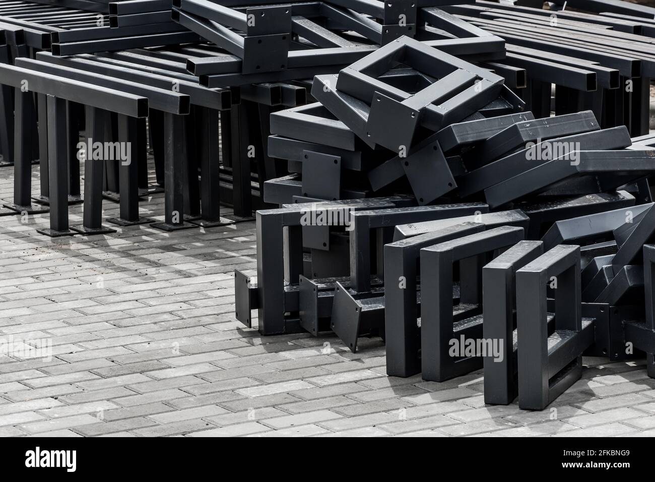 Stapel von neuen Metallkonstruktionen oder industriellem Stahlmaterial ...