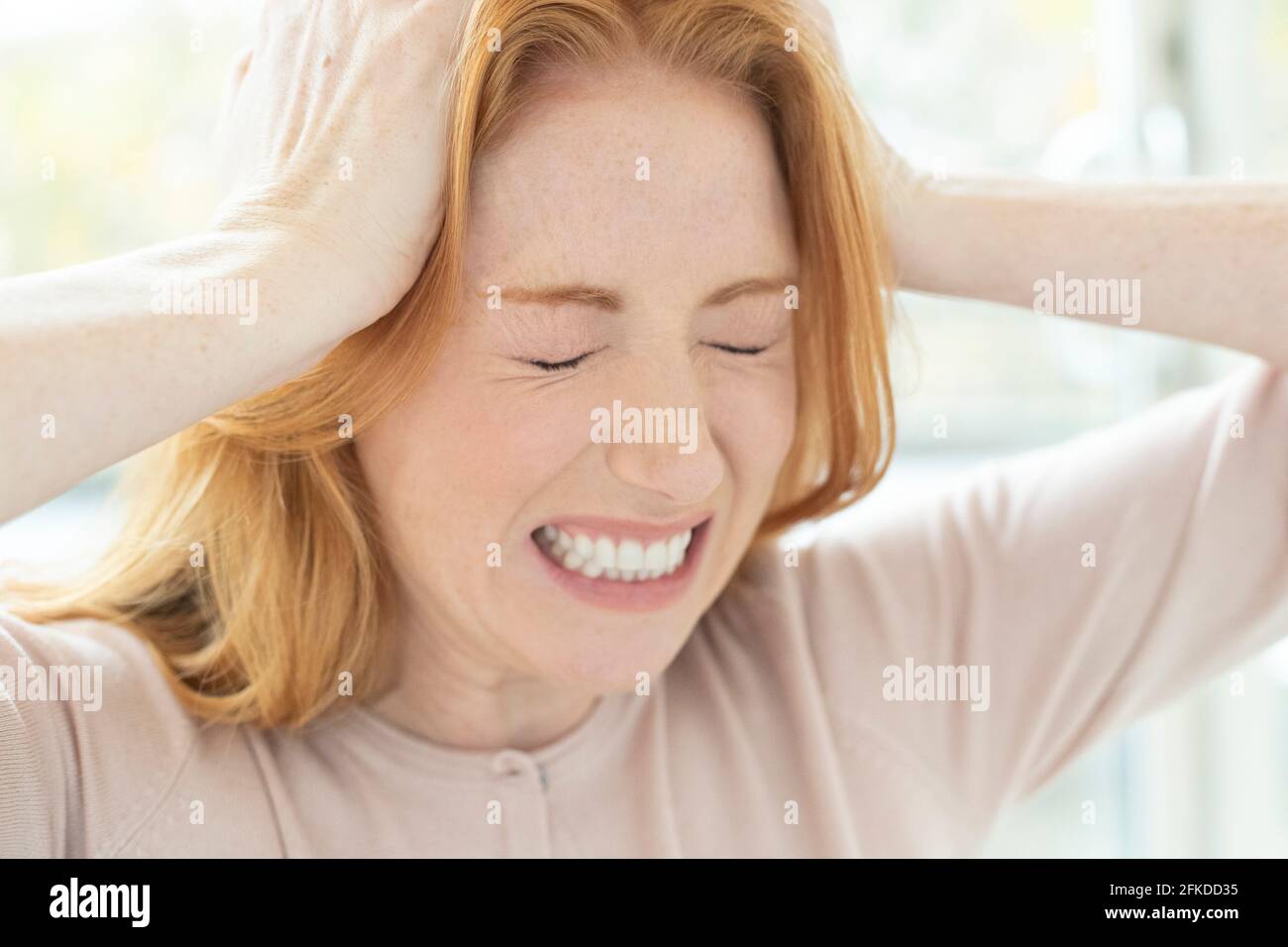 Frustrierte frau -Fotos und -Bildmaterial in hoher Auflösung – Alamy