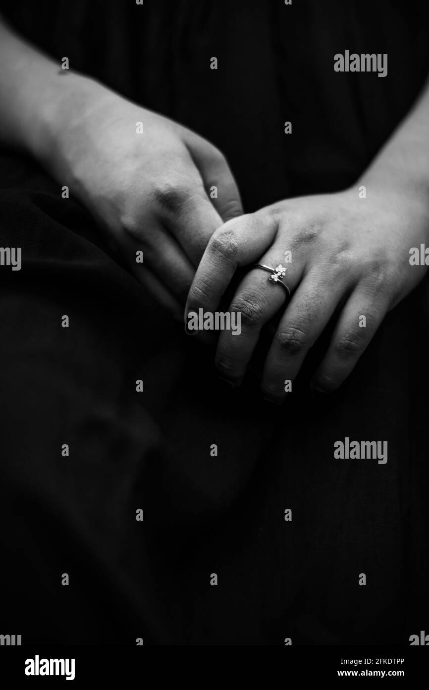 Geste des mittelfingers Schwarzweiß-Stockfotos und -bilder - Alamy