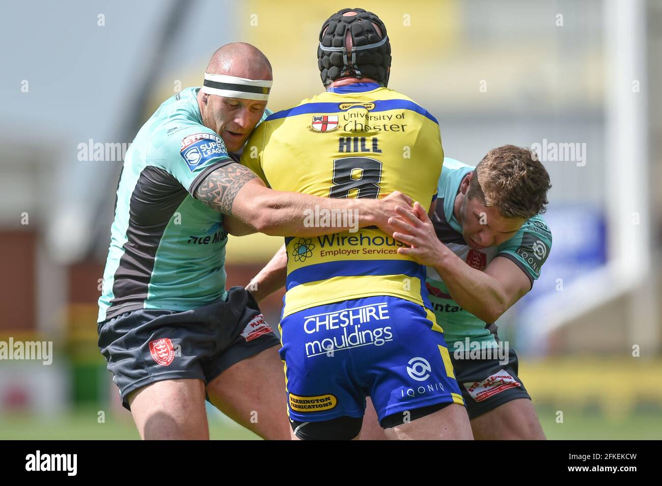 Dean Hadley (13) von Hull KR und Matt Parcell (9) Von Hull KR tackle ...