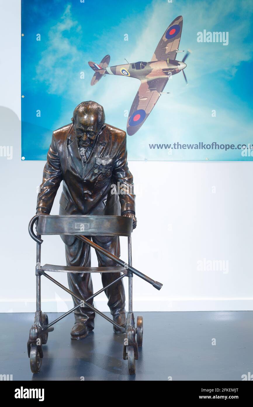 Sir captain tom moore statue -Fotos und -Bildmaterial in hoher ...