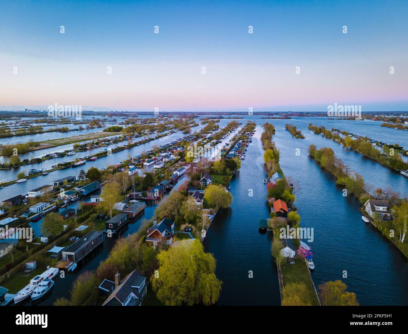 Luftaufnahme von kleinen Inseln im See Vinkeveense Plassen, bei ...