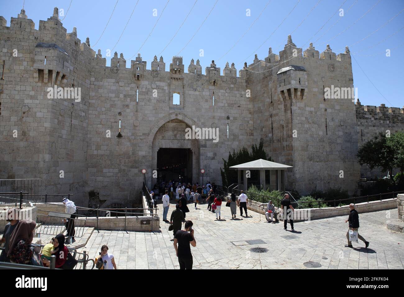 Damaskus-Tor, eines von acht in die Altstadt von Jerusalem mit Menschen ...