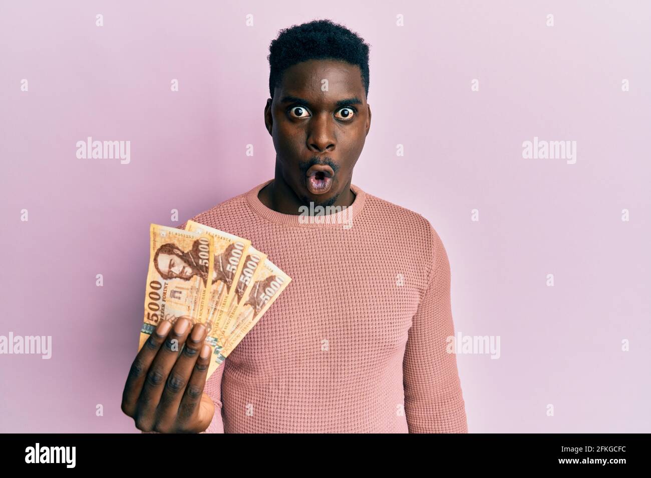 Hübscher schwarzer Mann mit 5000 ungarischen Forint-Banknoten ...