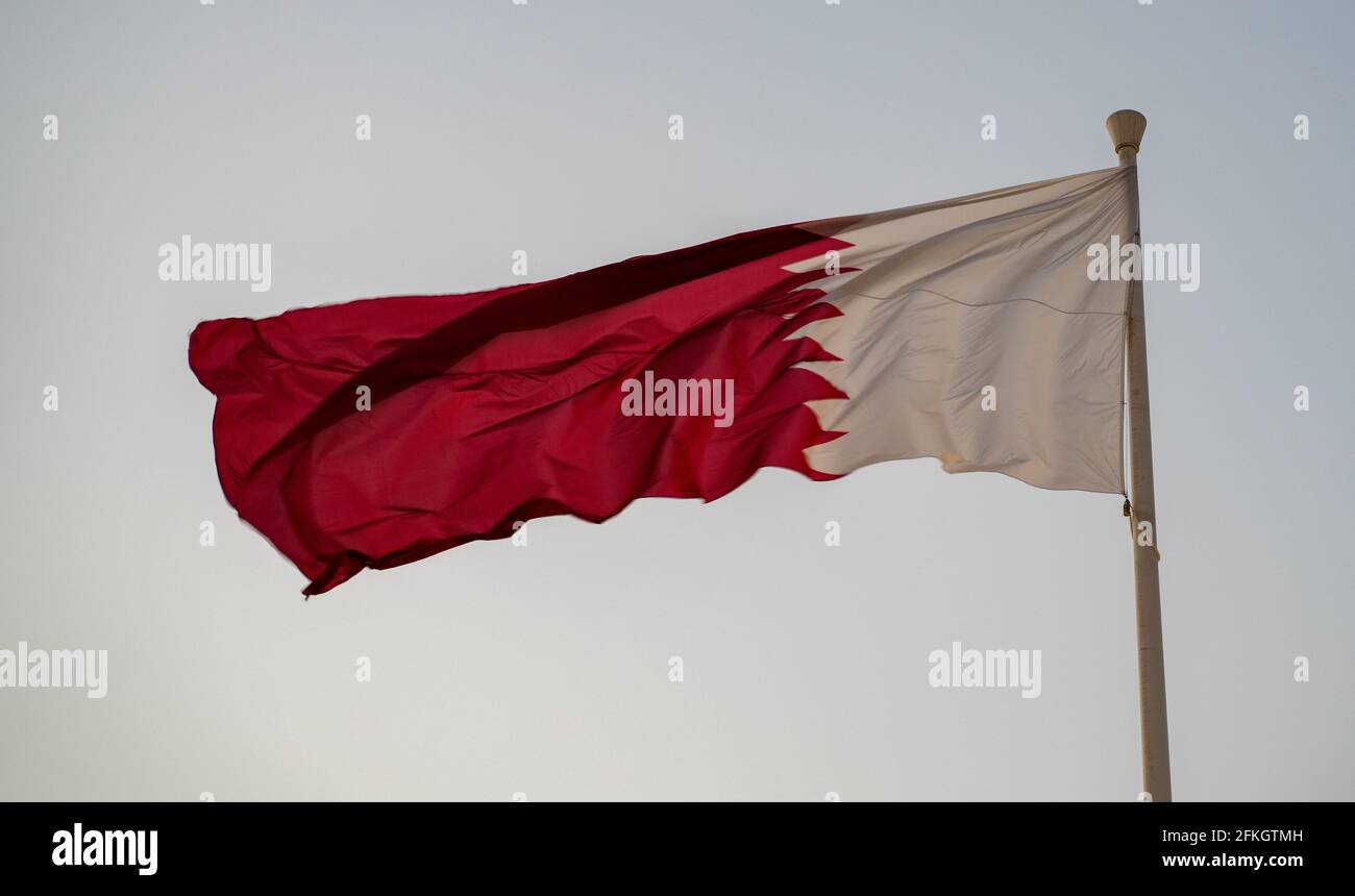 Flagge Qatar hoch. flagge qatar Stockfotografie - Alamy