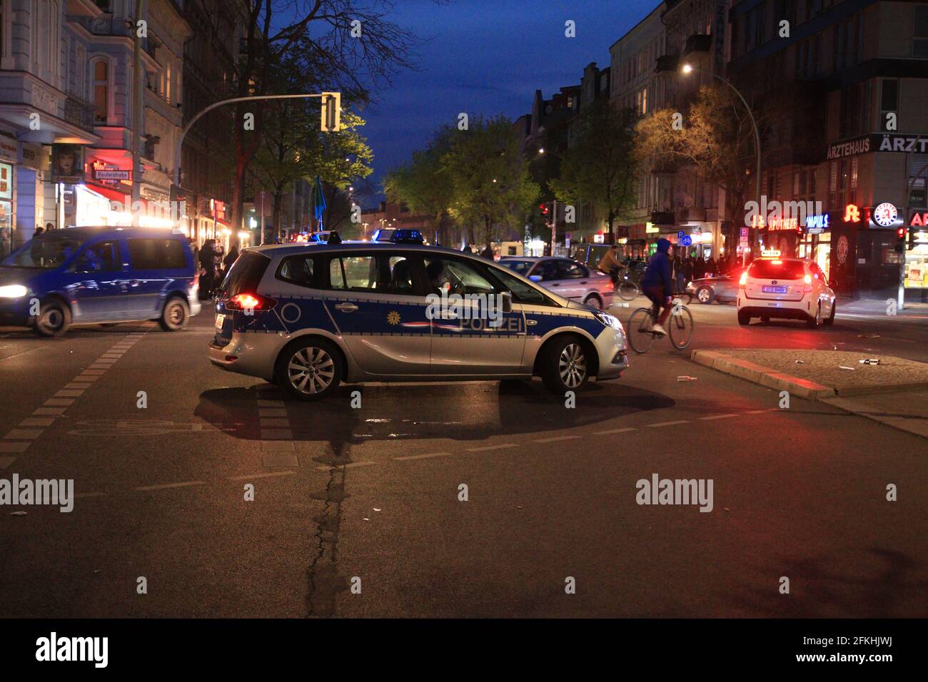 Police car in berlin -Fotos und -Bildmaterial in hoher Auflösung – Alamy