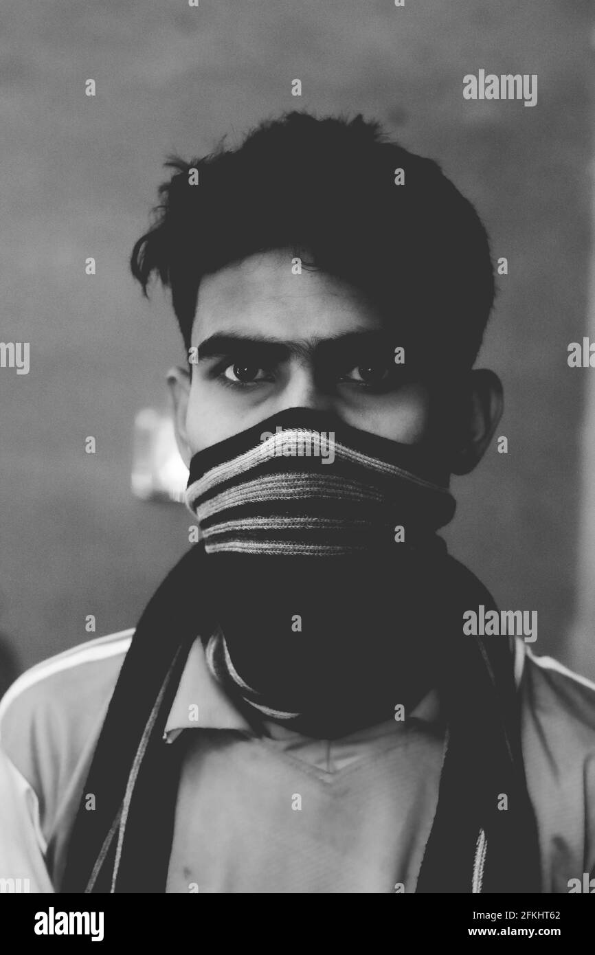 Boy's Hidden Face Schwarz und Weiß Stockfotografie - Alamy