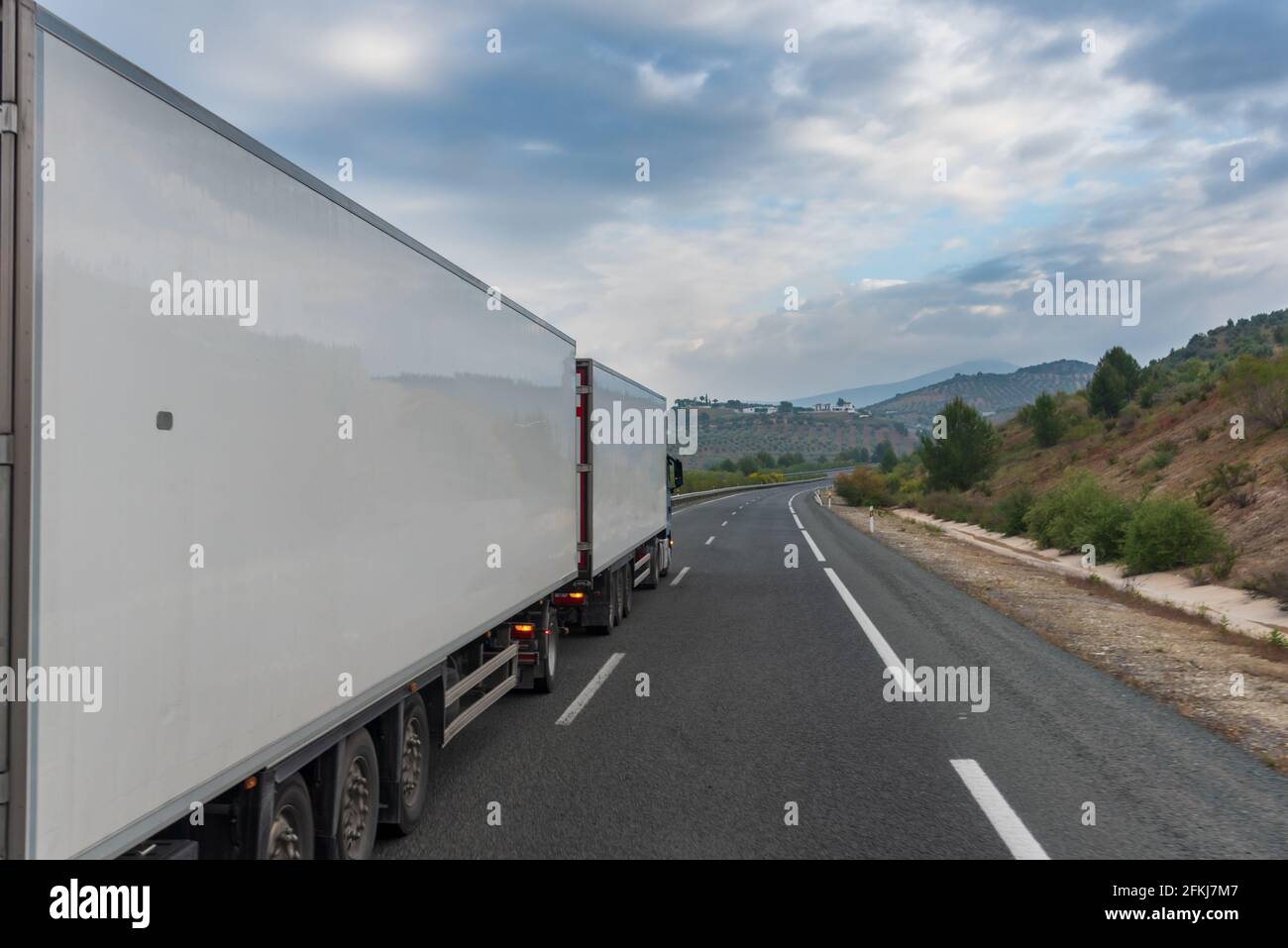 Mega-LKW oder Duo-Anhänger, ein Satz von einem LKW mit zwei ...