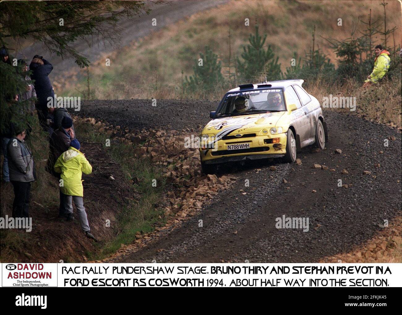 Bruno Thiry und Stephan Prevot fahren einen Ford Escort RS Cosworth ...