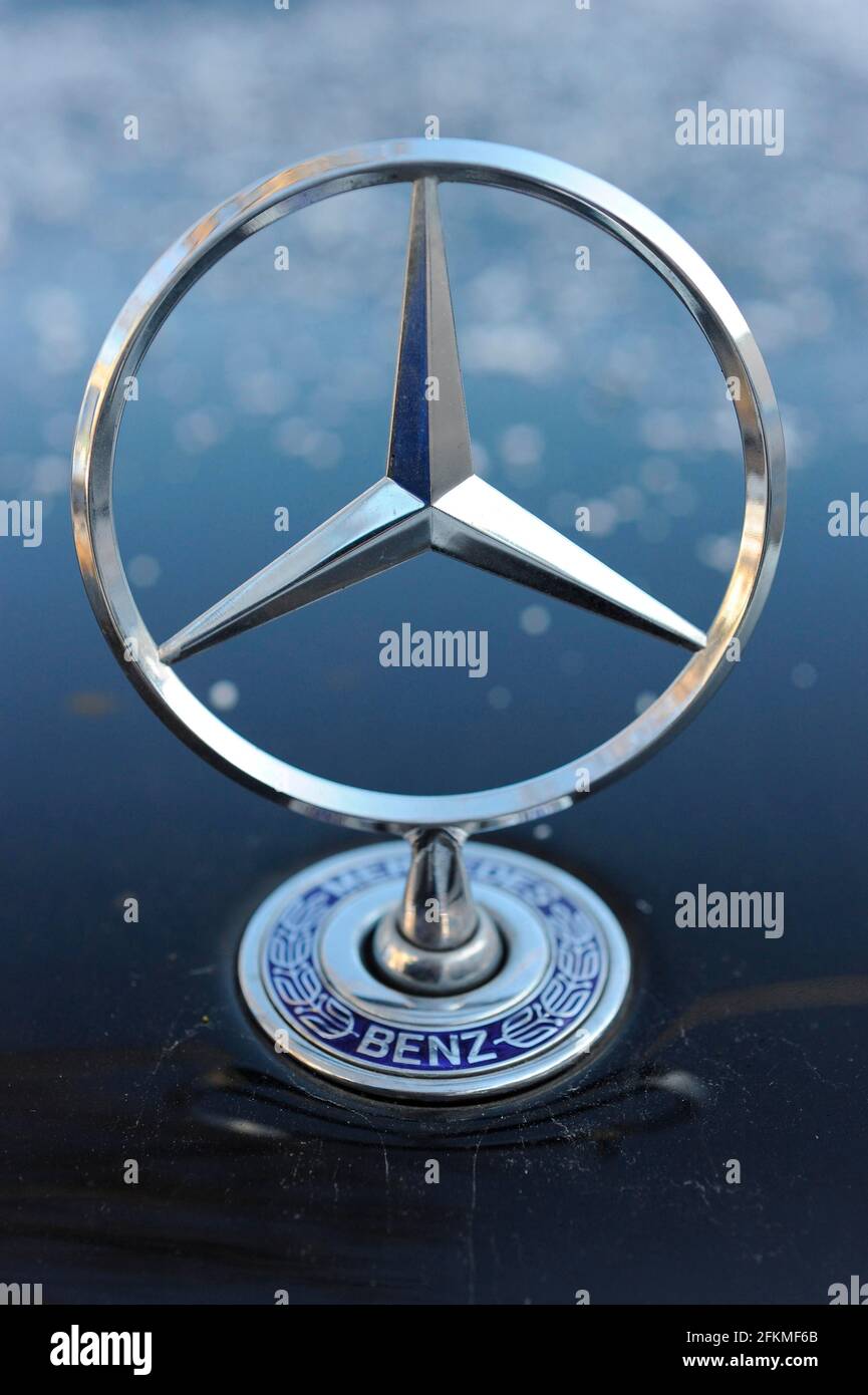 Metall mercedes benz logo -Fotos und -Bildmaterial in hoher Auflösung ...