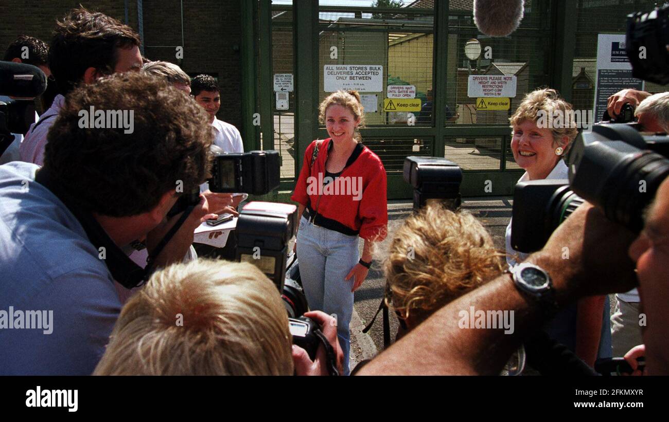 Sandra Gregory geht frei aus dem Gefängnis von Cookham Wood, Juli 2000 ...