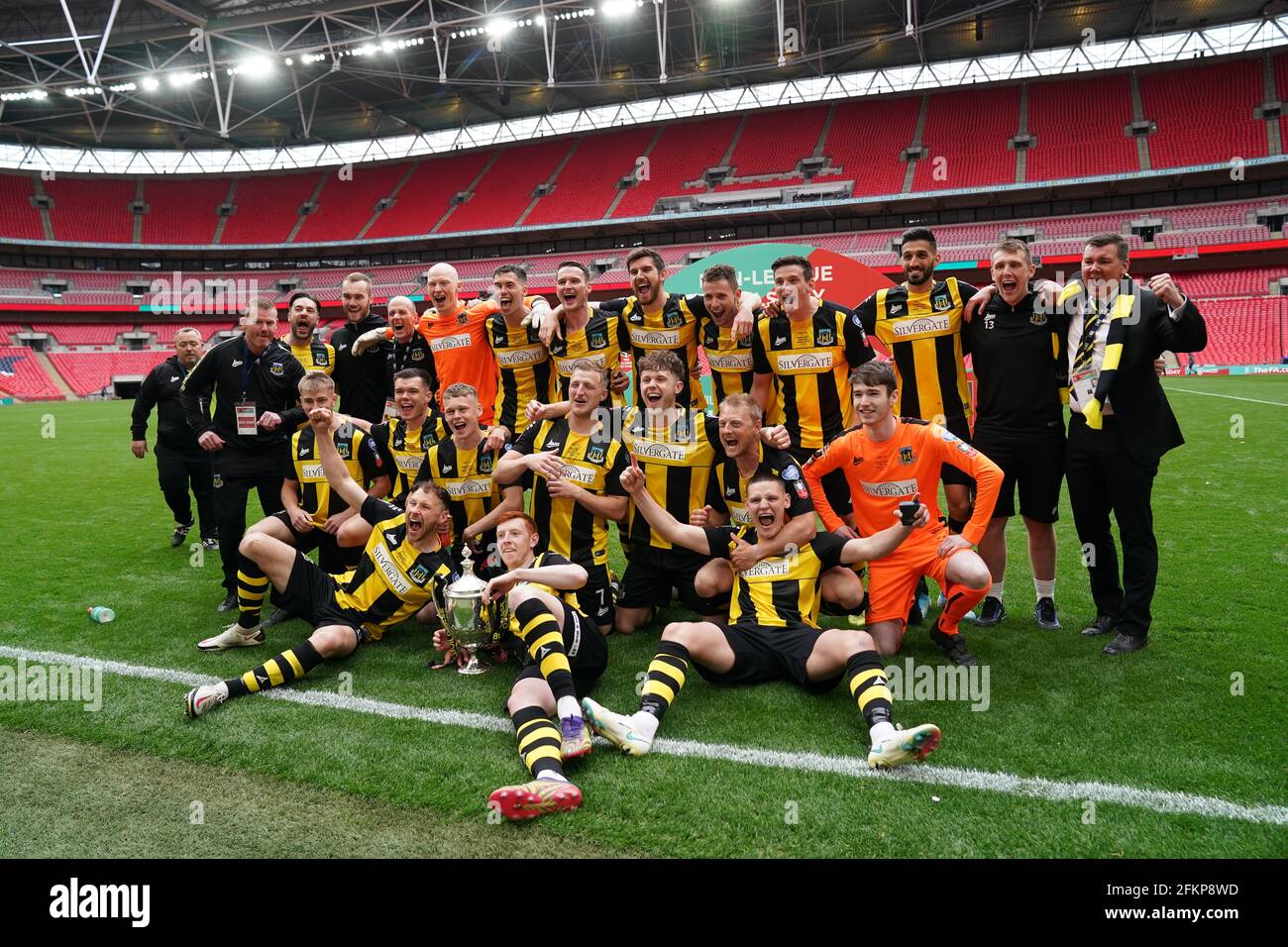 Spieler und Mitarbeiter von Hebburn Town feiern nach dem Finale im ...
