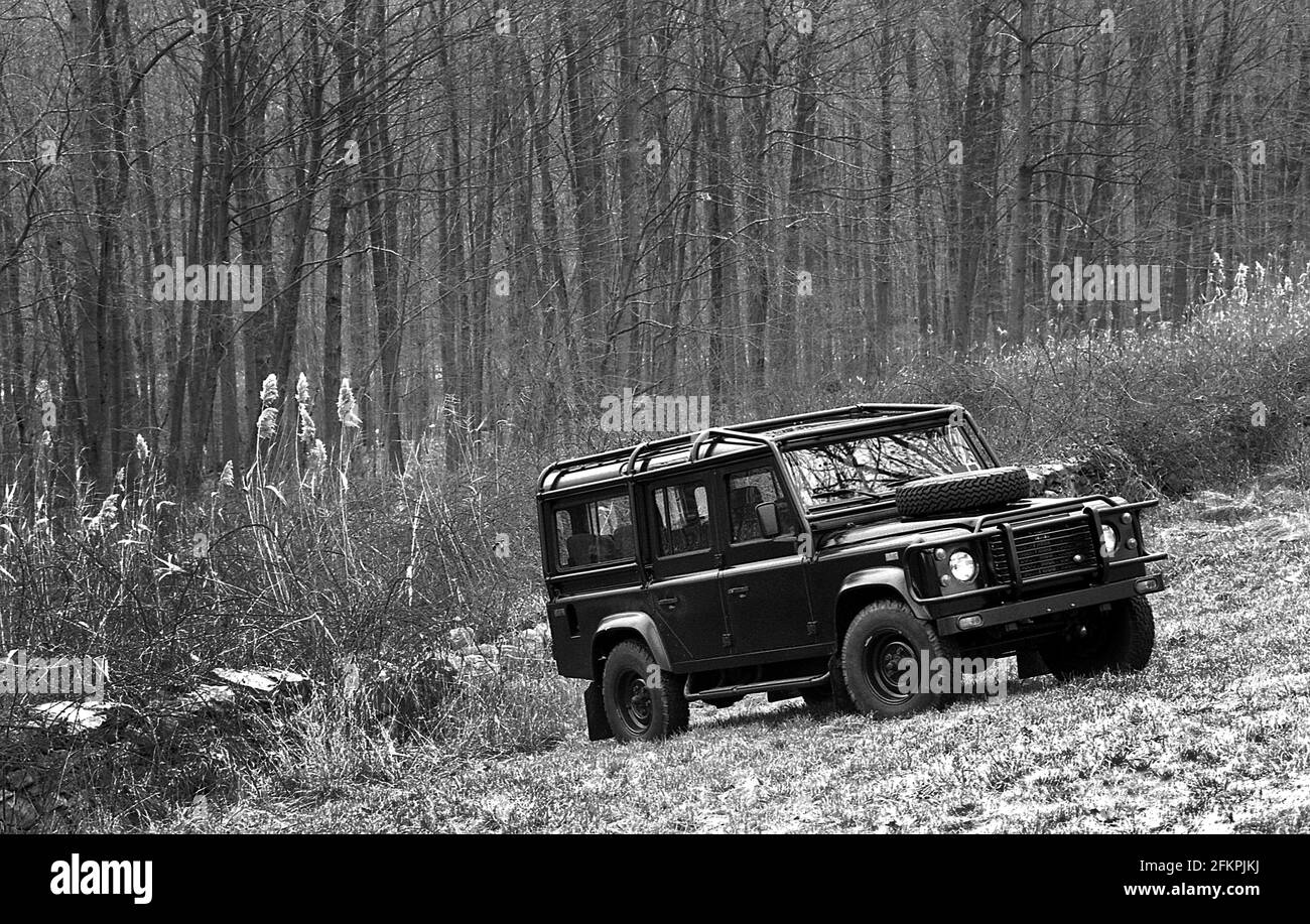 Land rover defender Schwarzweiß-Stockfotos und -bilder - Alamy