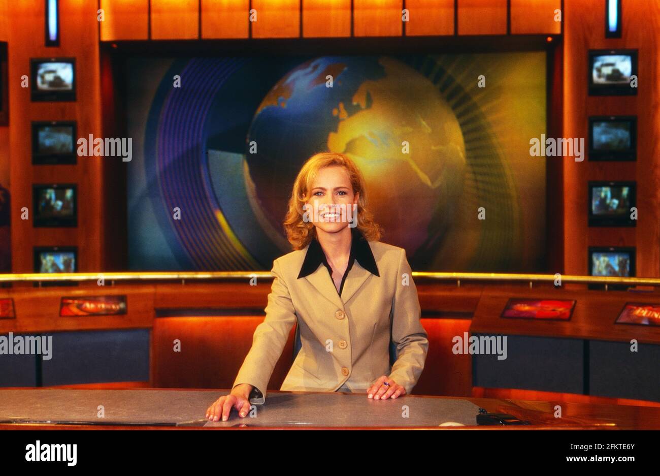 Katja Burkard, die neue Moderatorin des Magazins 'Punkt 12' im Studio ...