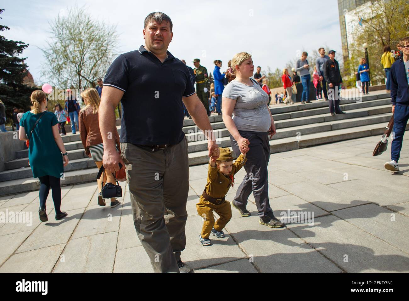 TSCHELJABINSK , RUSSLAND / 9. MAI 2017 : Menschen teilnehmen und ...