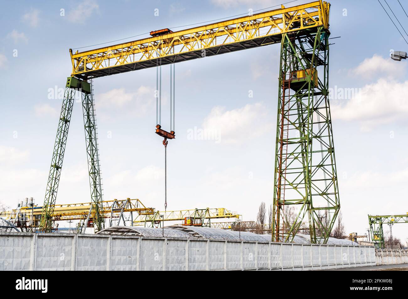 Großer Industriekran. Kran zum Heben großer Lasten. Der Kran ist hinter ...