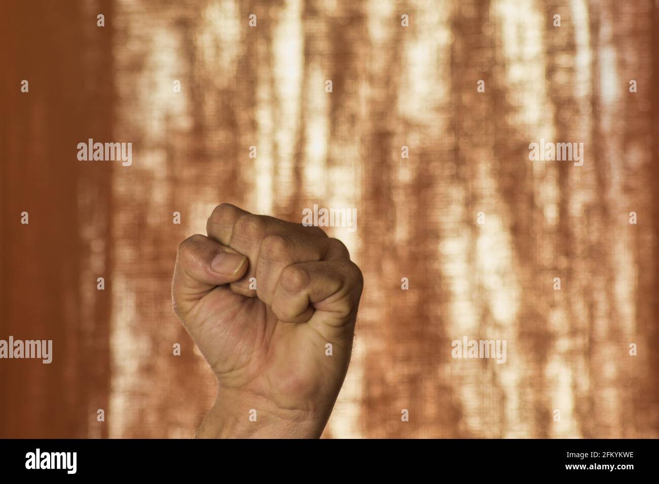 Mann mit seiner erhobenen hand -Fotos und -Bildmaterial in hoher ...