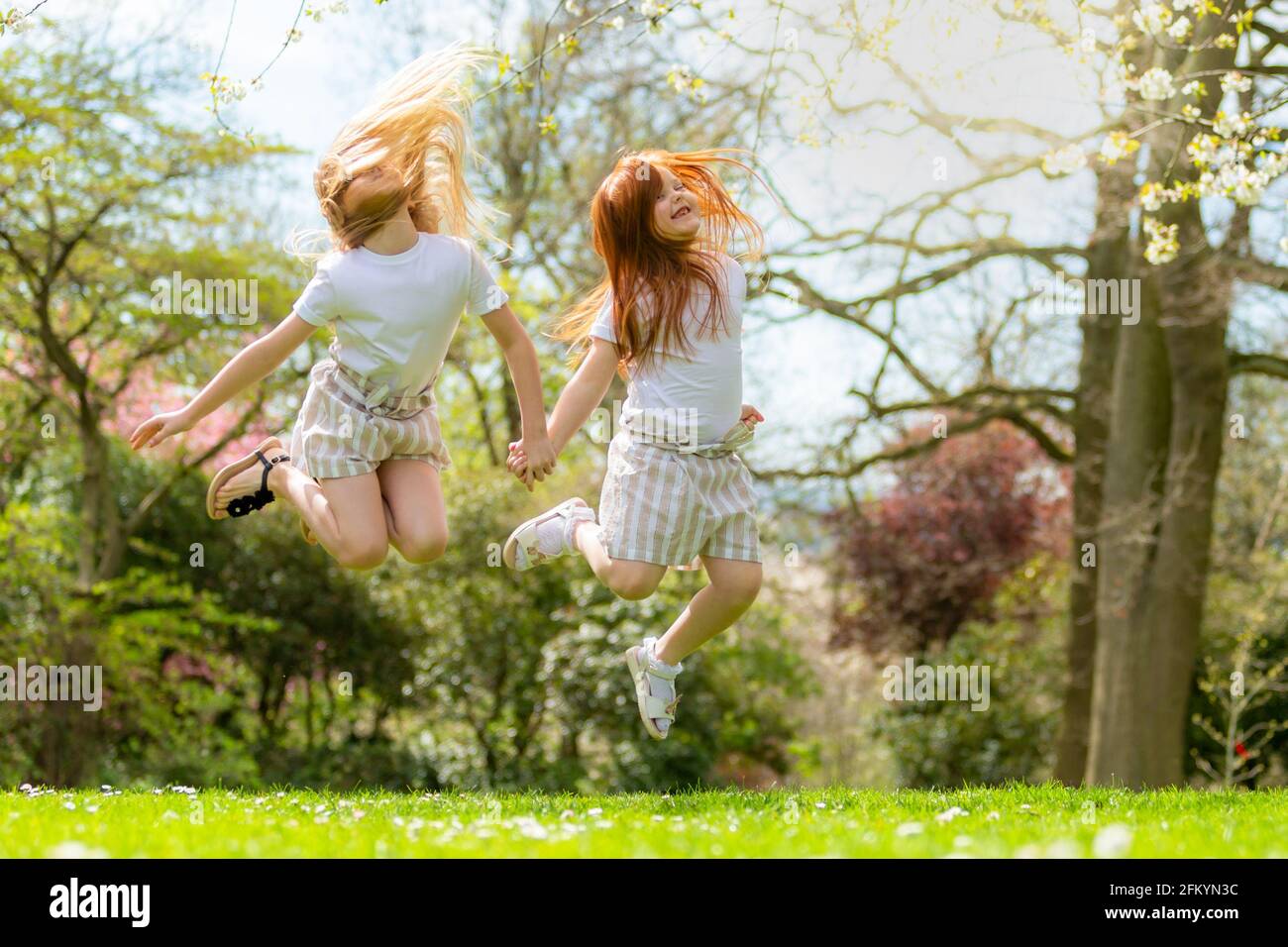 Springende kinder -Fotos und -Bildmaterial in hoher Auflösung – Alamy