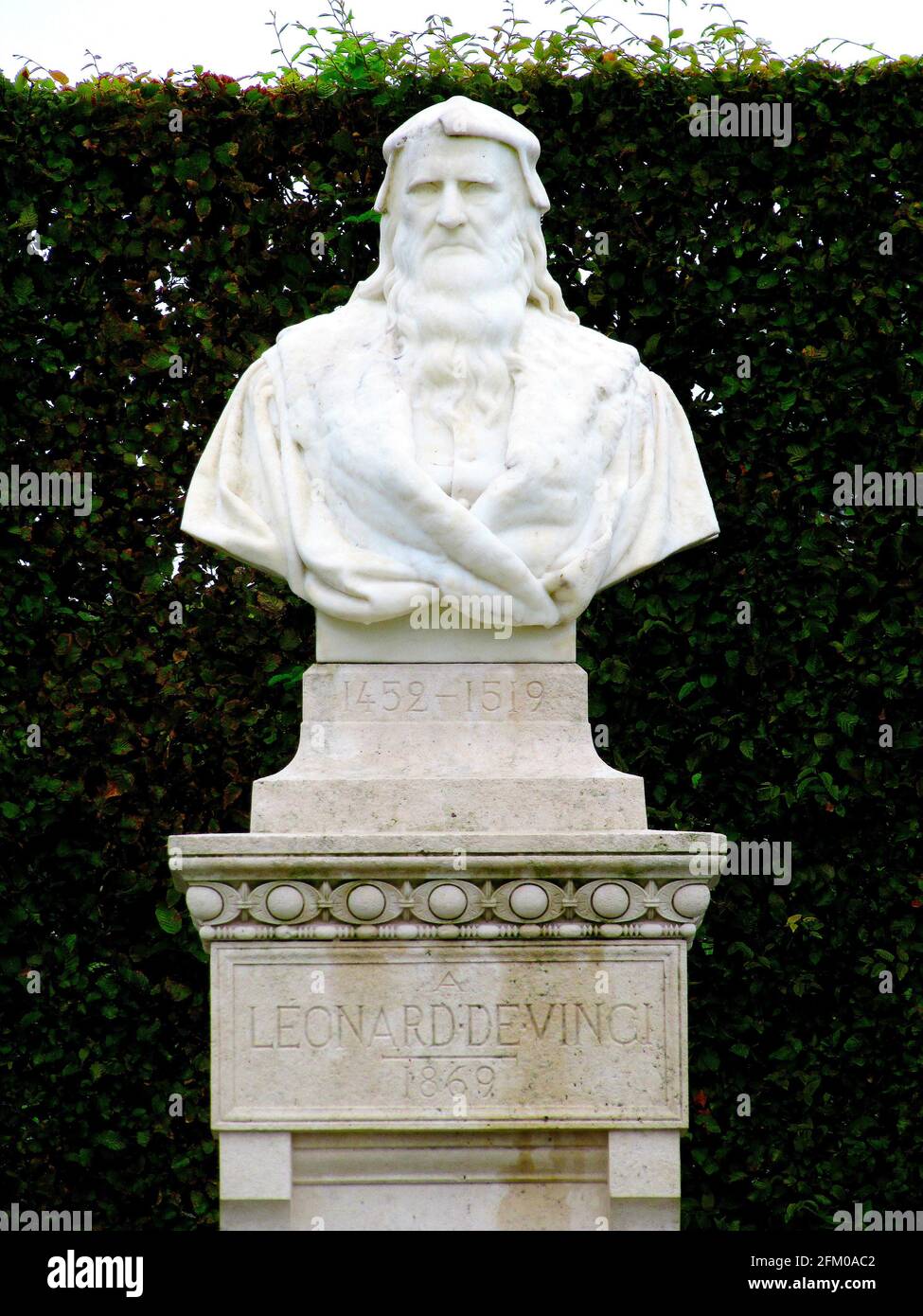 Statue leonardo da vinci amboise -Fotos und -Bildmaterial in hoher ...
