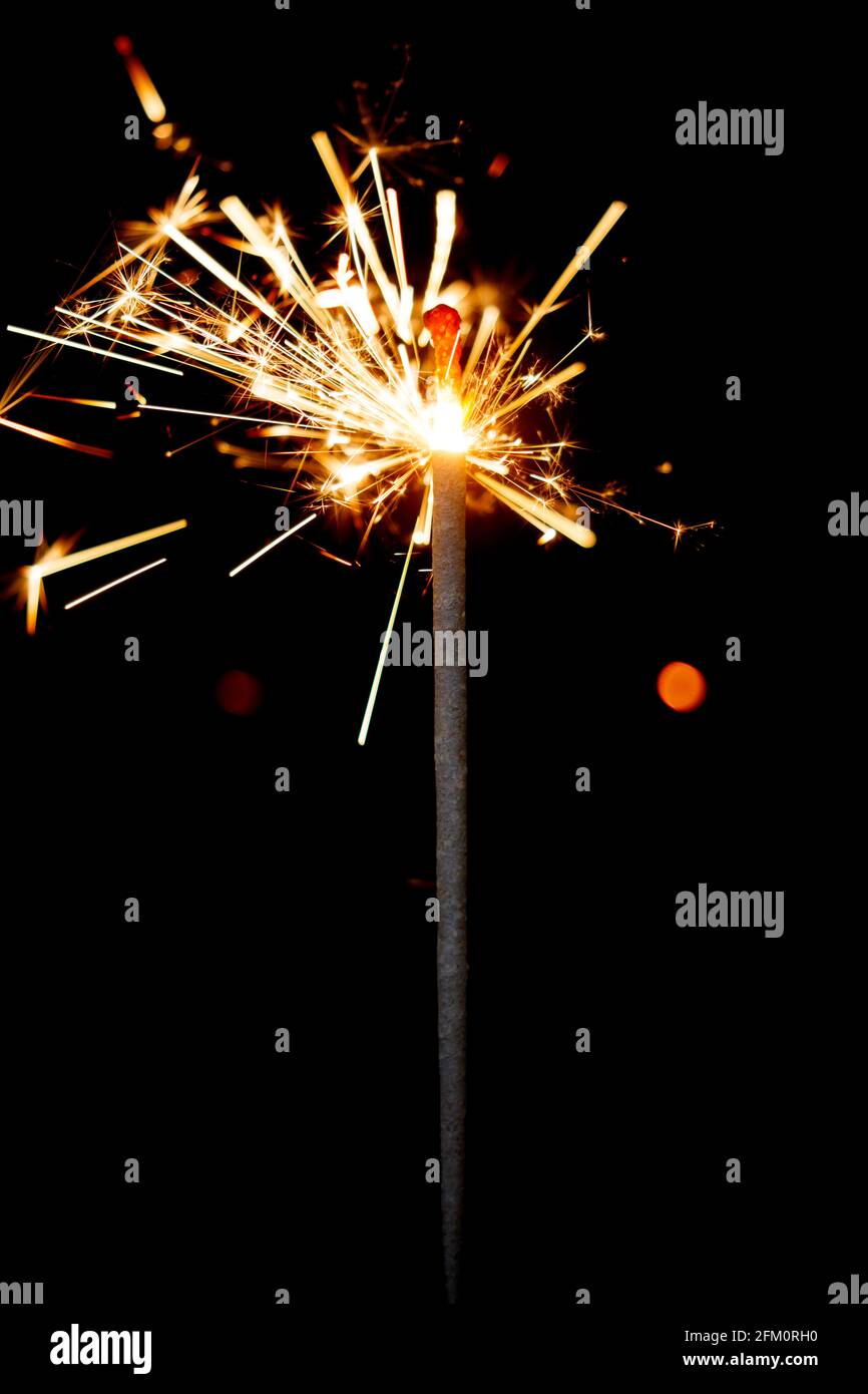 Feuerwerk funken -Fotos und -Bildmaterial in hoher Auflösung – Alamy