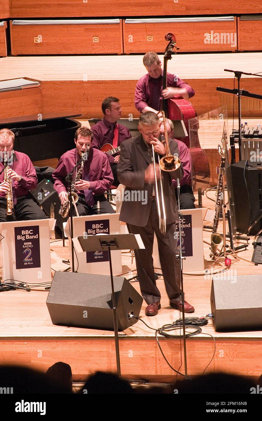 Bbc big band -Fotos und -Bildmaterial in hoher Auflösung – Alamy