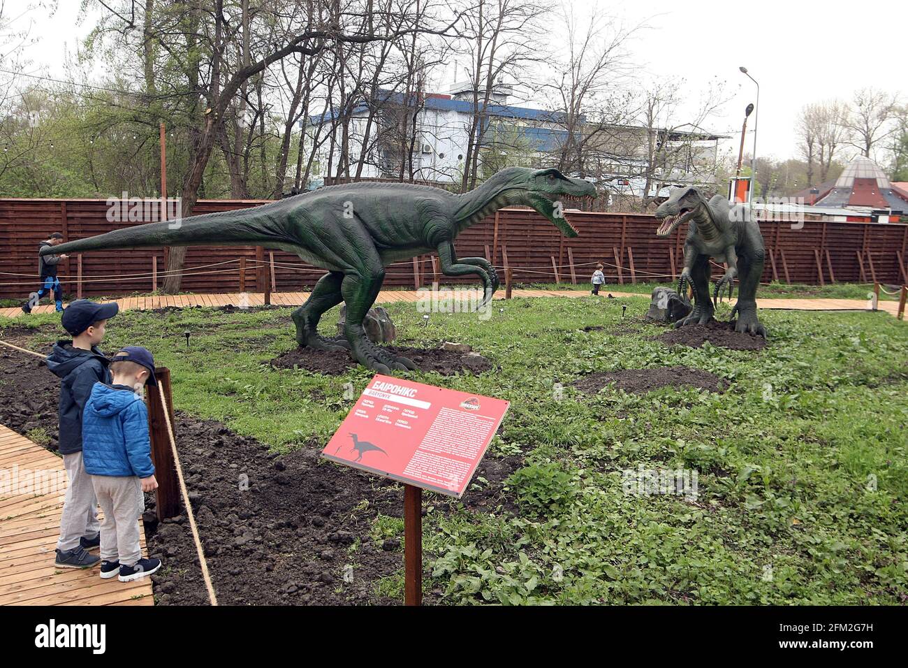 KIEW, UKRAINE - 02. MAI 2021 - Roboterfiguren der Dinosaurier sind auf ...