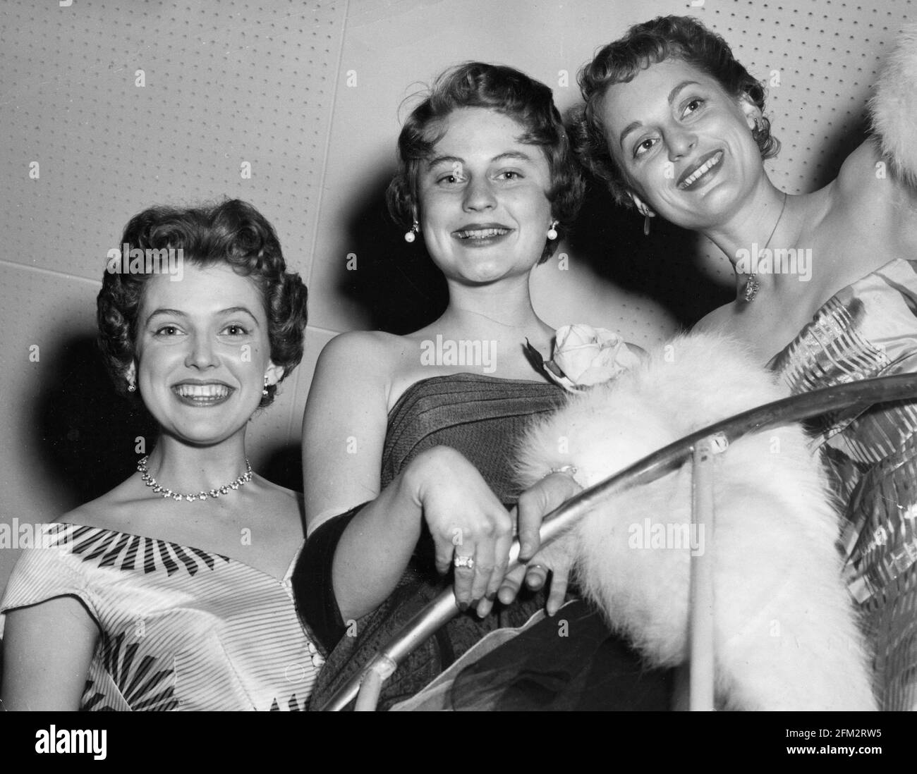STOCKHOLM 1954-03-21 von links Miss World 1952 Maj Louise Flodin ...