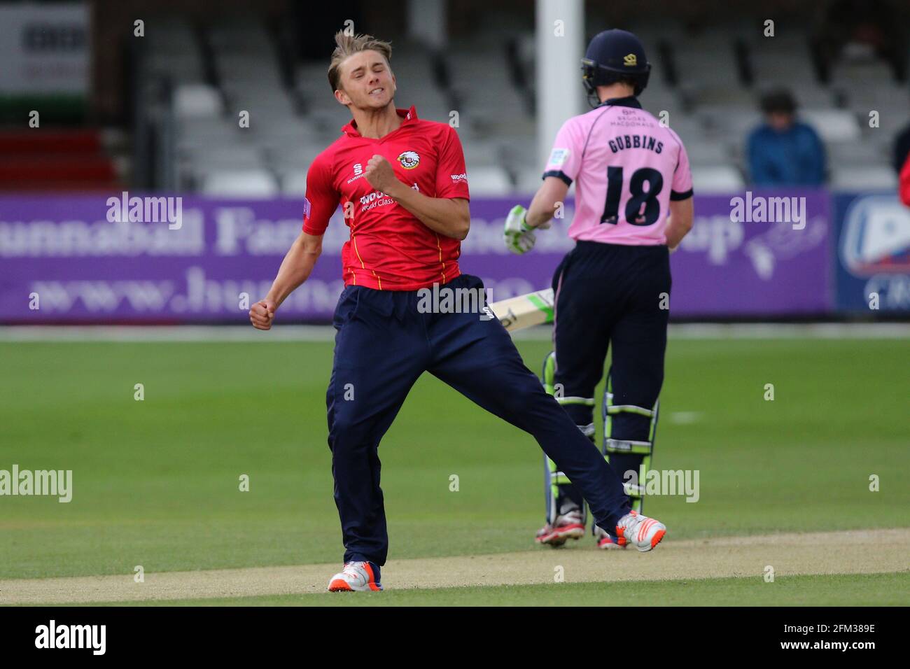 Aaron Beard feiert die Einnahme des Wicket von Paul Stirling während ...