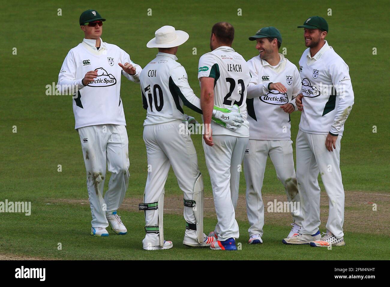 Joe Leach aus Worcestershire wird von seinen Teamkollegen gratuliert ...