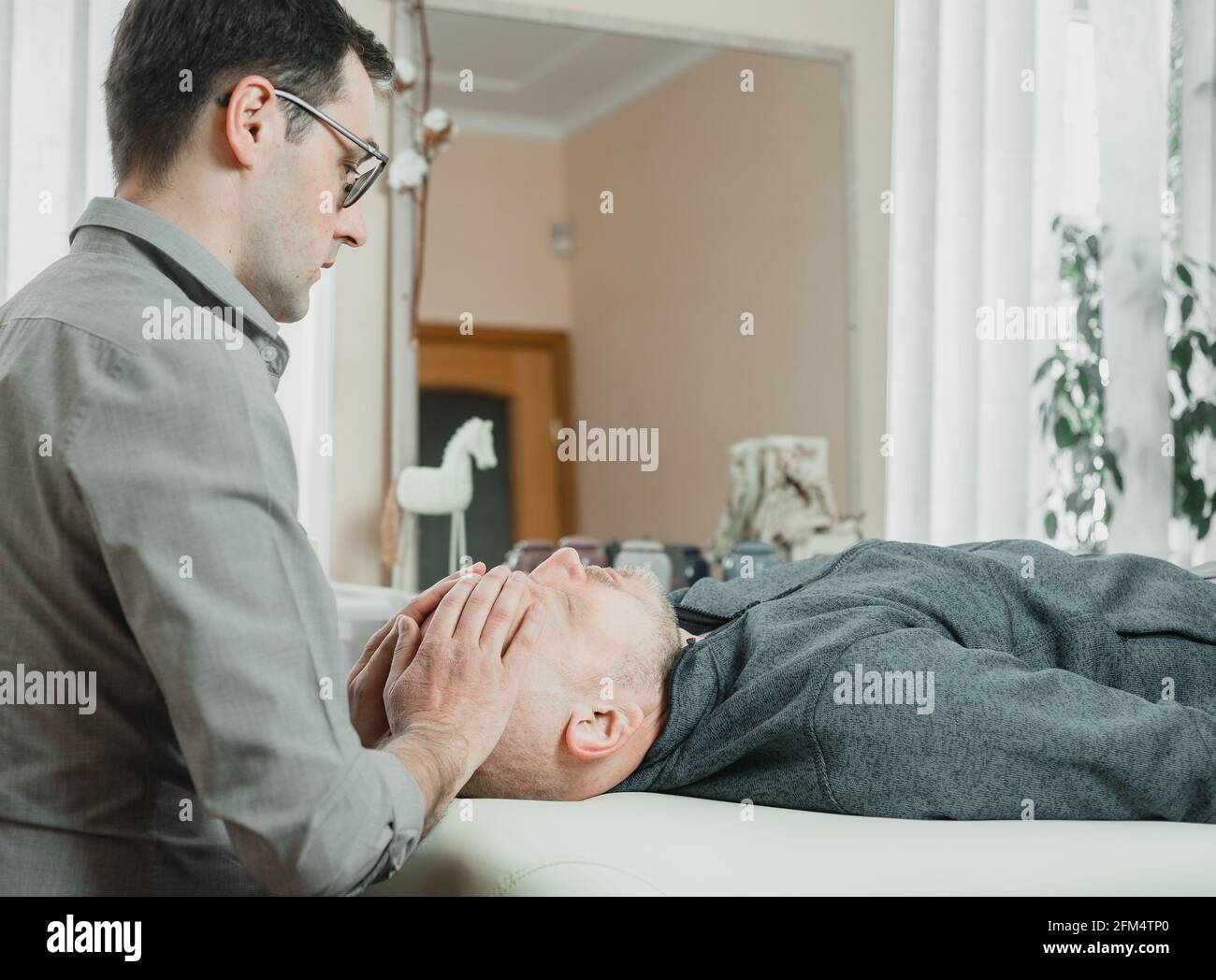 Osteopathische behandlung -Fotos und -Bildmaterial in hoher Auflösung ...