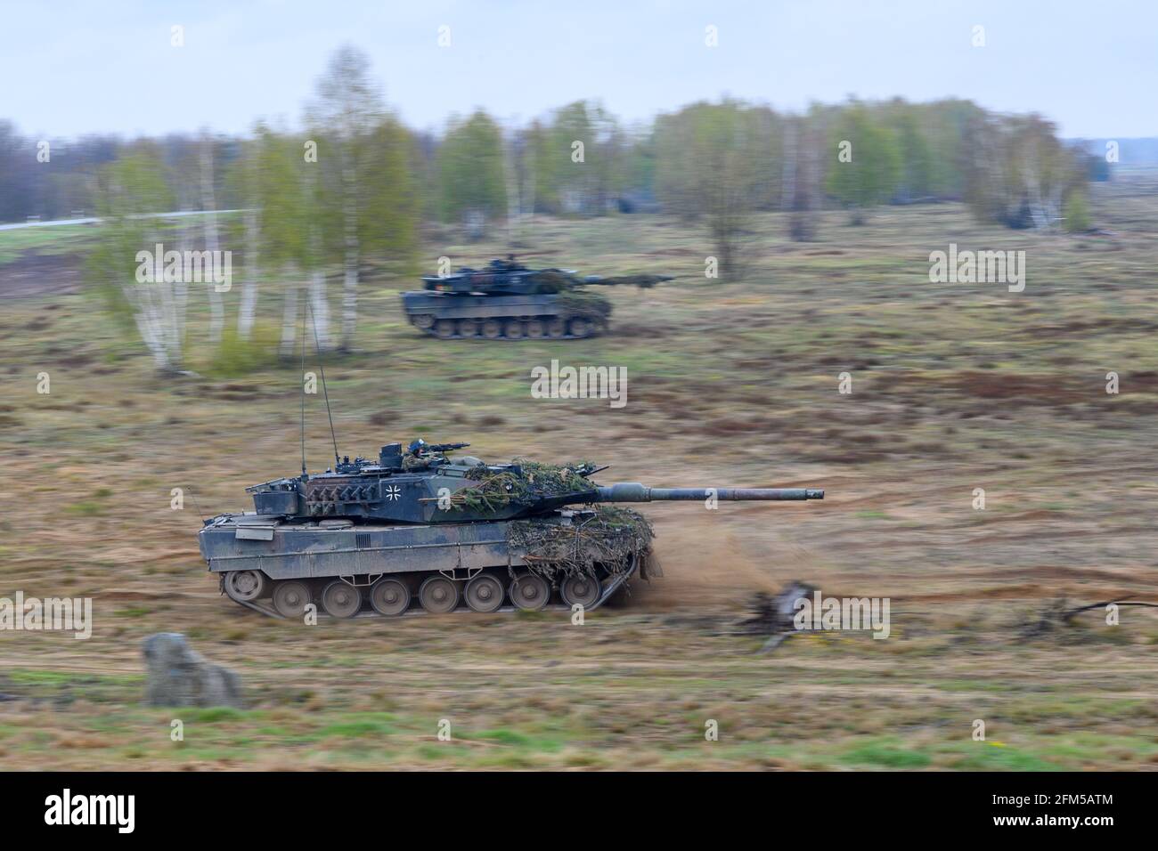 06. Mai 2021, Sachsen-Anhalt, Letzlingen: Deutsche Leopard IIA6 Panzer ...