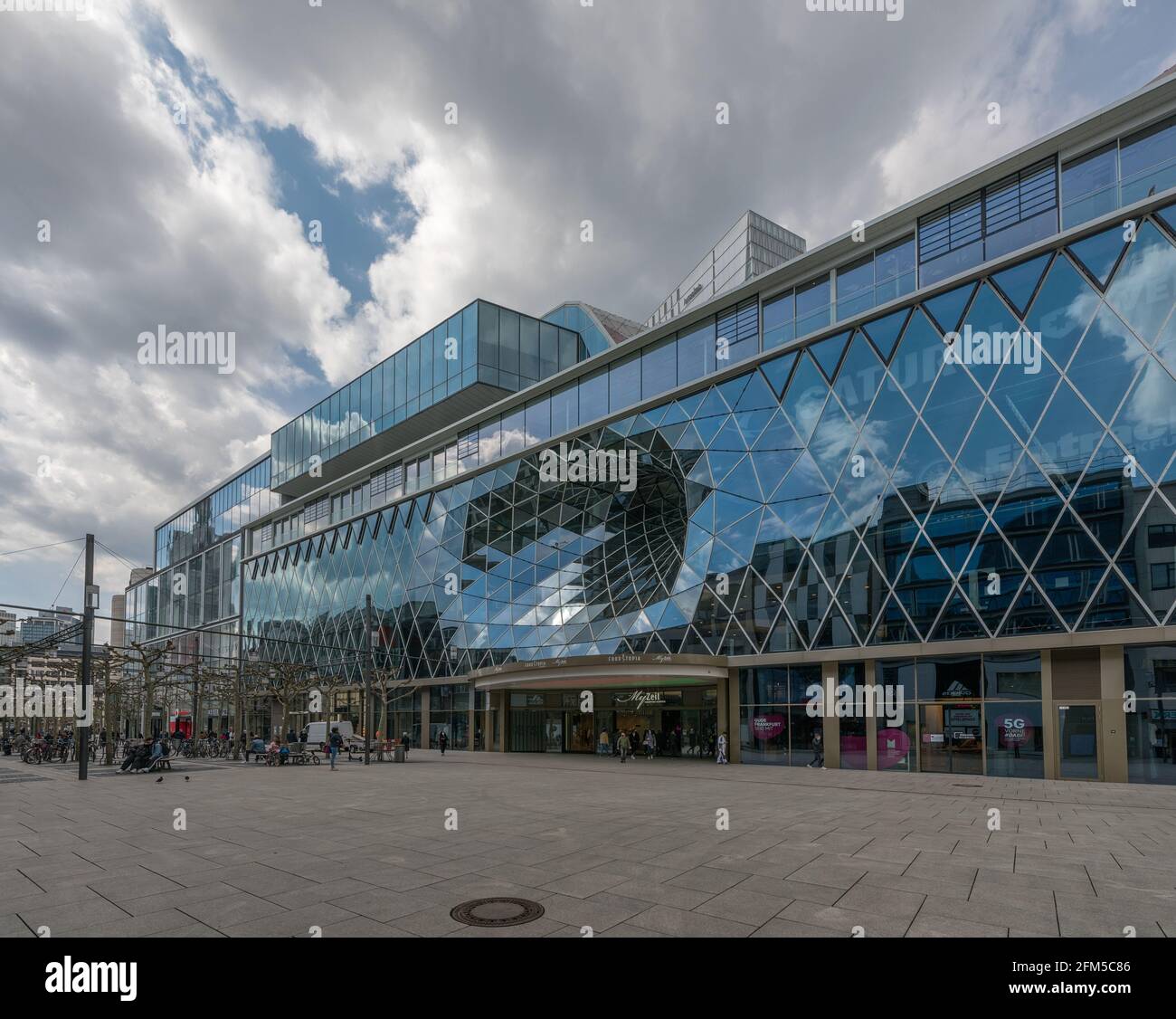 Blick auf die Zeil mit dem Eingang zum Einkaufszentrum MyZeil ...