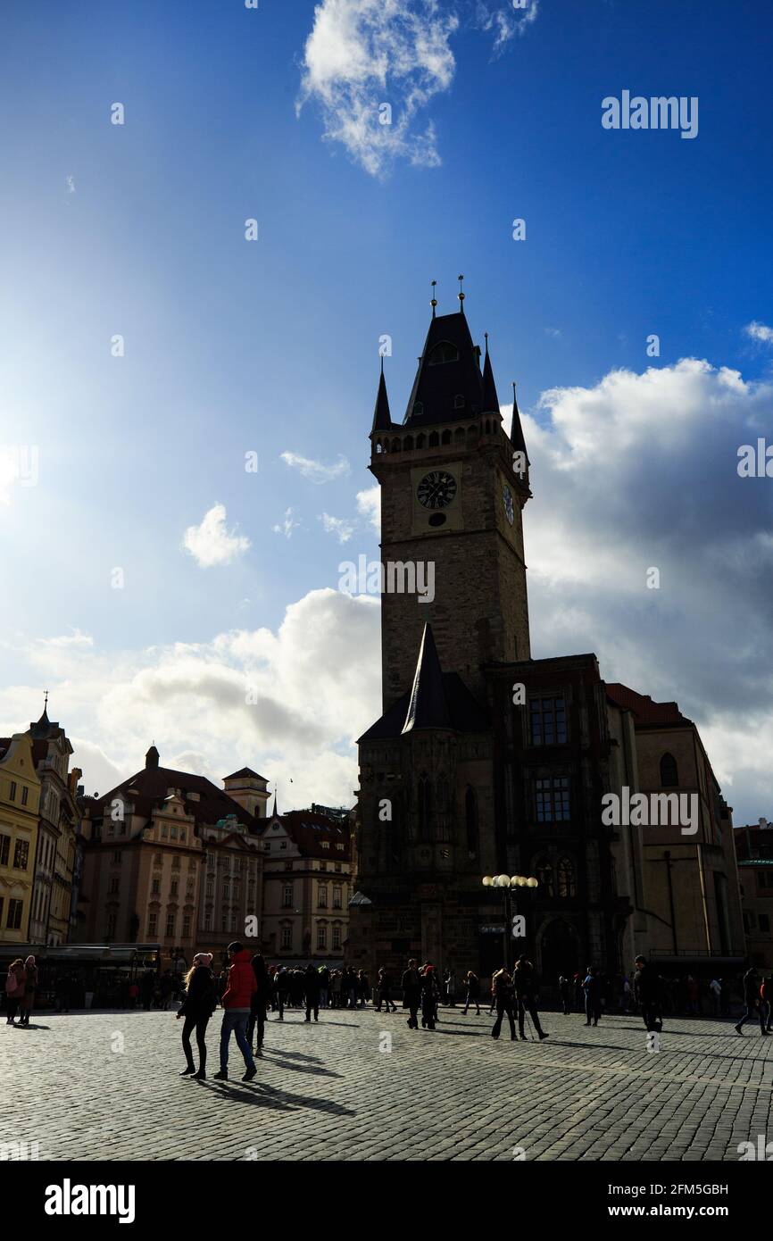 Touristen vor dem Turm des Alten Rathauses, Staromestska radnice, auf ...
