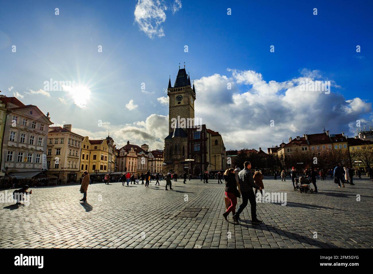 Touristen vor dem Turm des Alten Rathauses, Staromestska radnice, auf ...