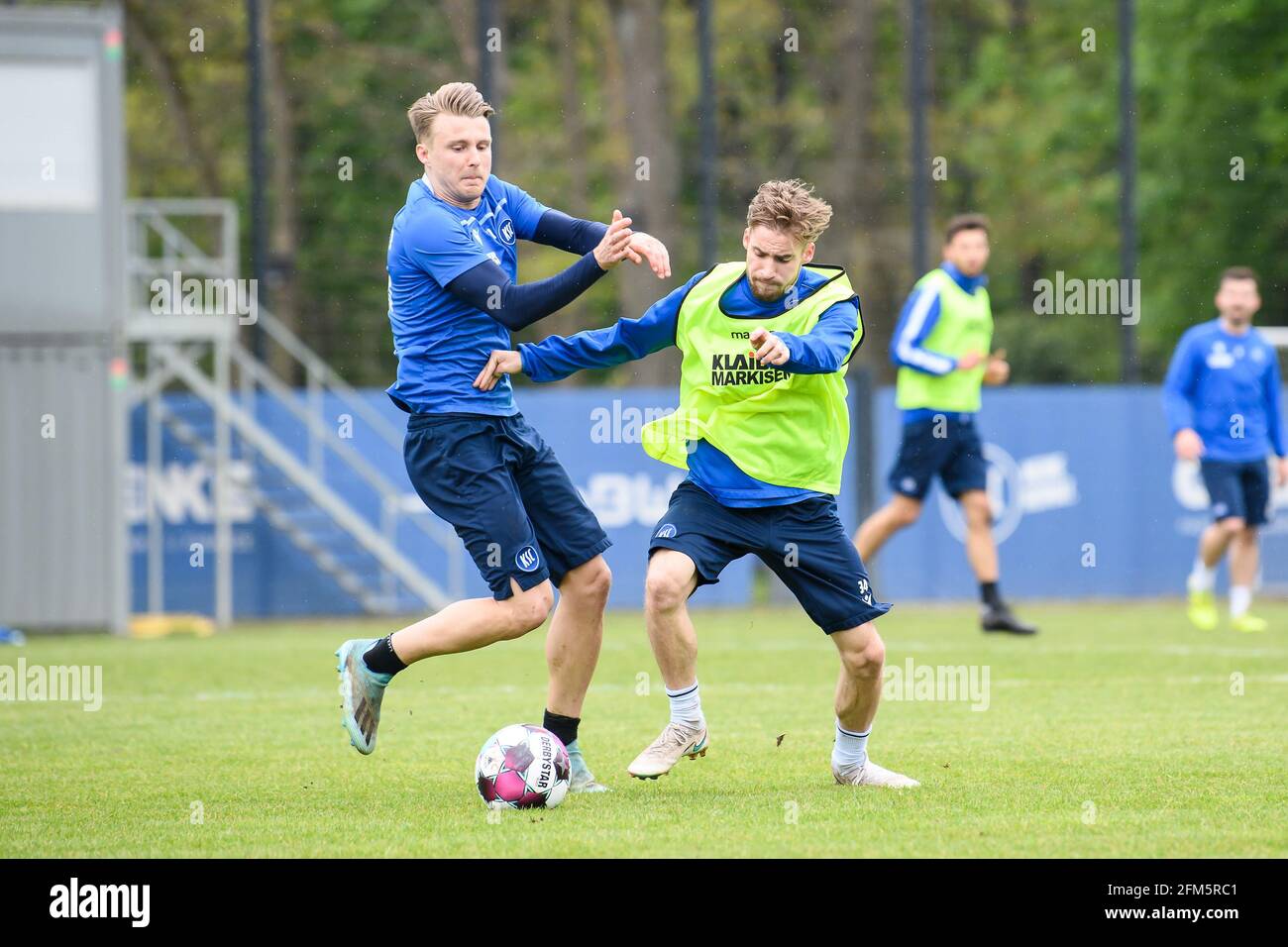 Marco Thiede (KSC) in einem Duell mit Jannis Rabold (KSC). GES/Football ...