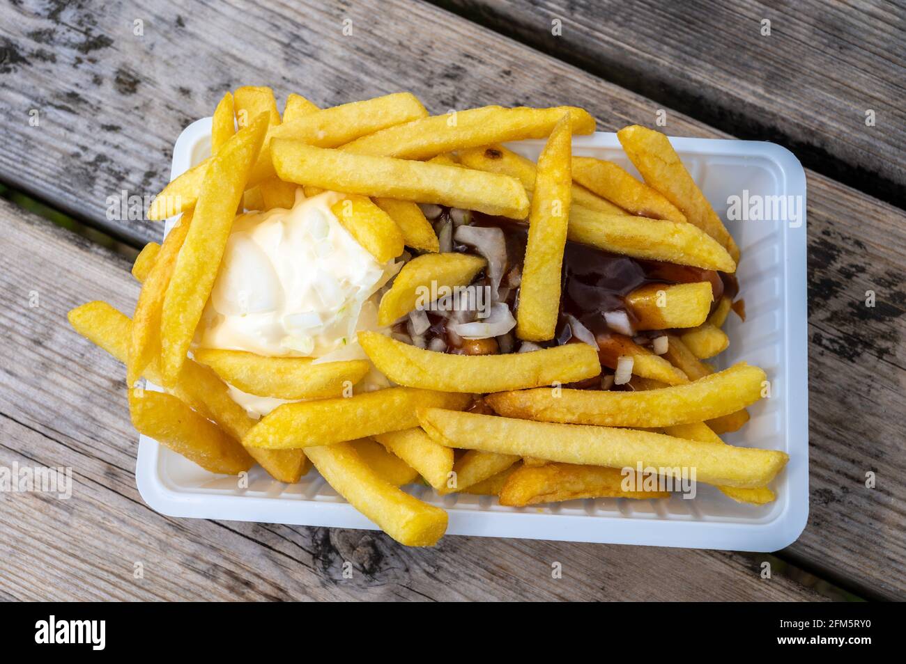 Portion pommes frites mit einem Stück mit einem Stück mit einem Stück ...