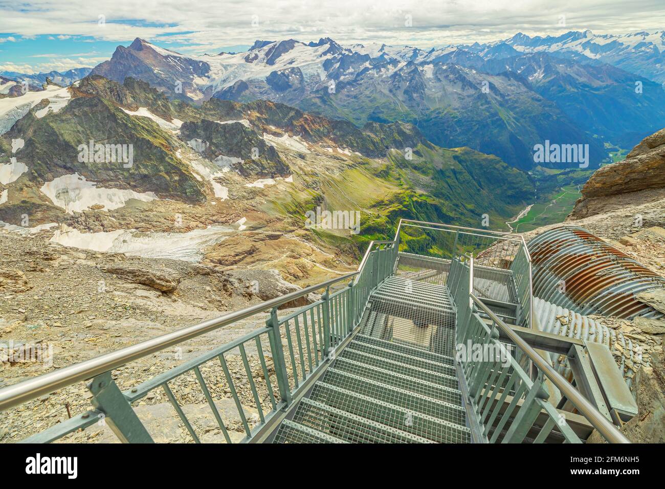 Treppe auf dem Titlis Peak Pfad auf dem Titlis Berg mit Gletscher in ...