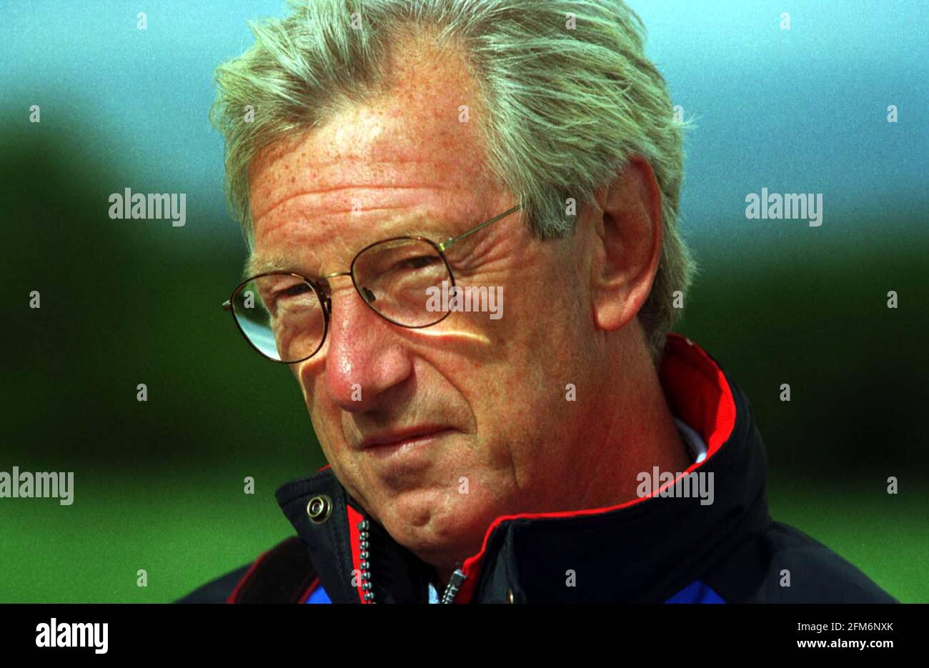 Guy Edwards von Partners for London Mai 2000, der gezogen ist Formel-1-Fahrer Niki Lauda aus ...