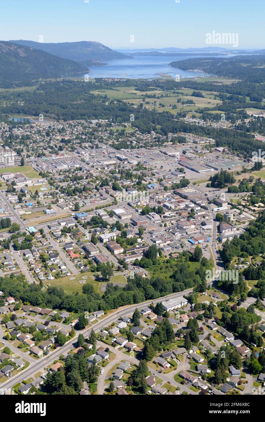 Luftaufnahme der Innenstadt von Duncan mit Cowichan Bay im Hintergrund ...