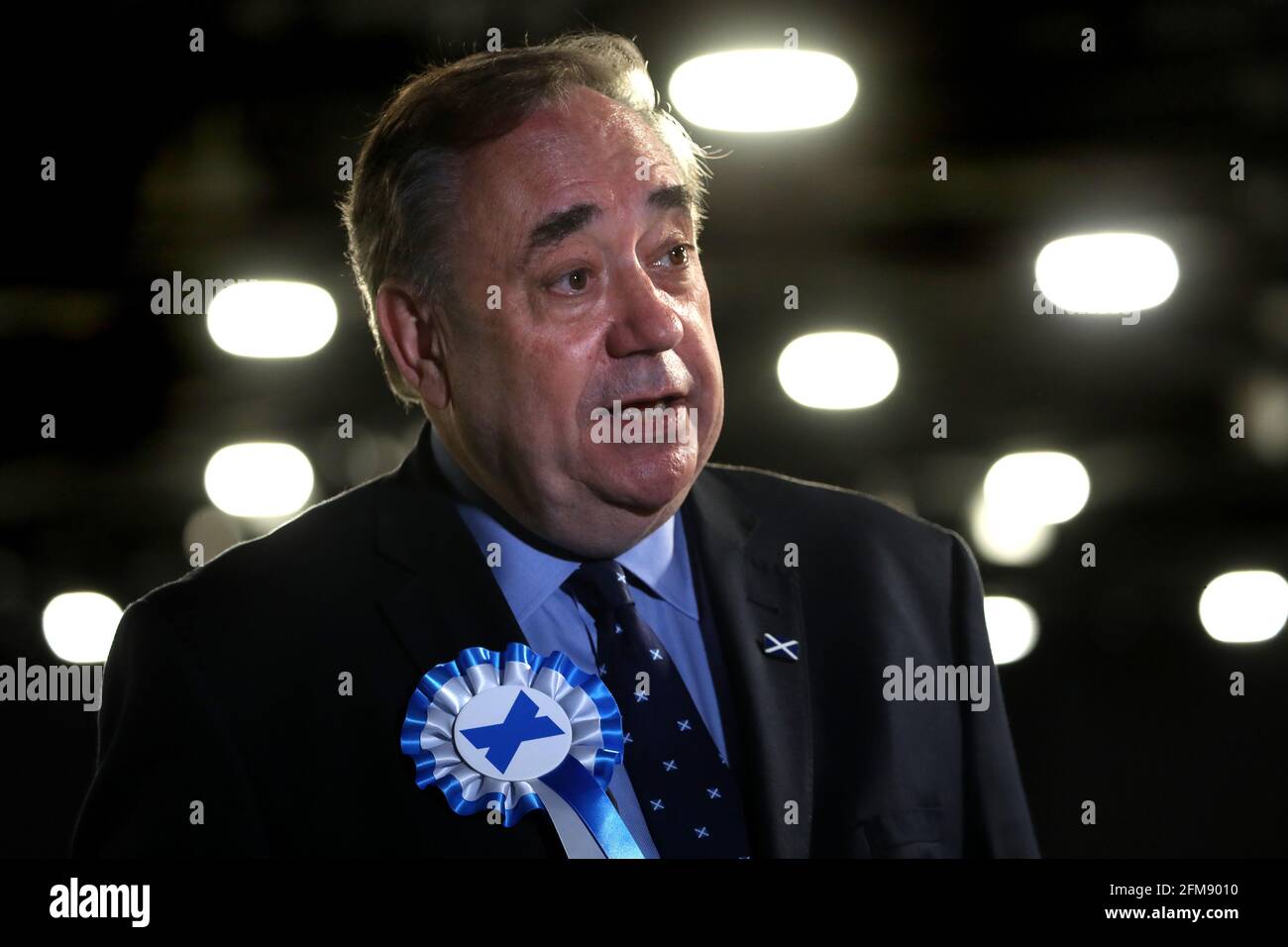 Alex Salmond, Parteichef VON ALBA, spricht mit den Medien, während bei ...