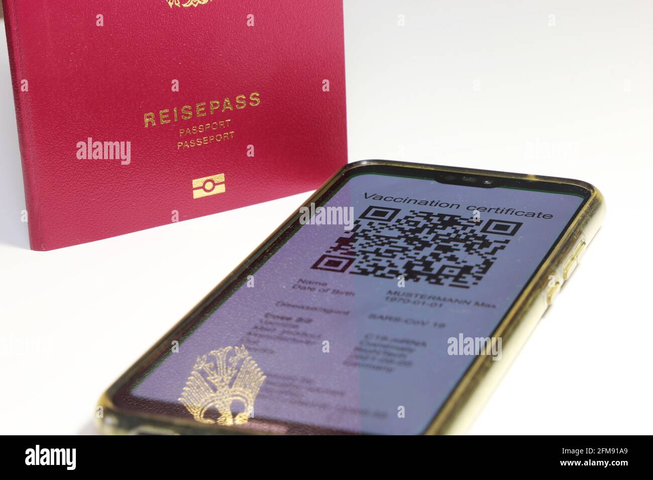Symbolisches Bild: Pass und digitaler Green Pass als Impfnachweis ...