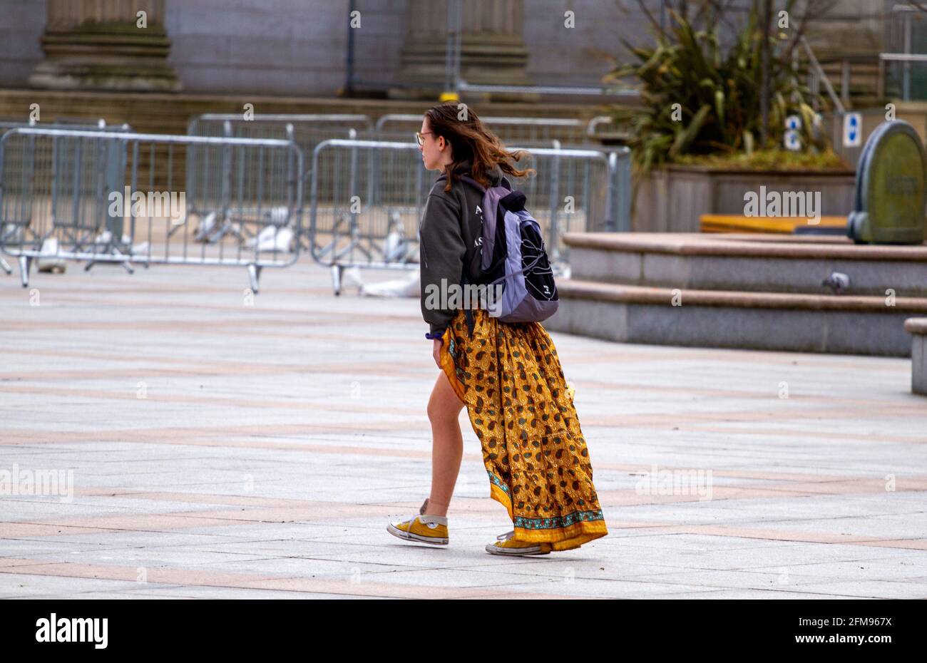 Frau hebt rock hoch -Fotos und -Bildmaterial in hoher Auflösung – Alamy