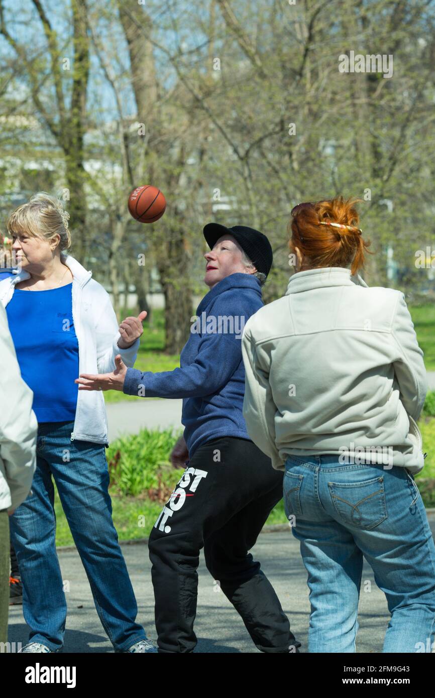 Dnepropetrovsk, Ukraine - 04.22.2021: Eine Gruppe älterer Menschen, die ...