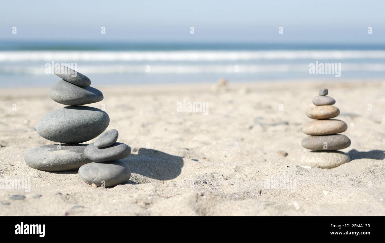 Felsbalancierung am Meeresstrand, Steine stapeln sich von Meereswellen ...