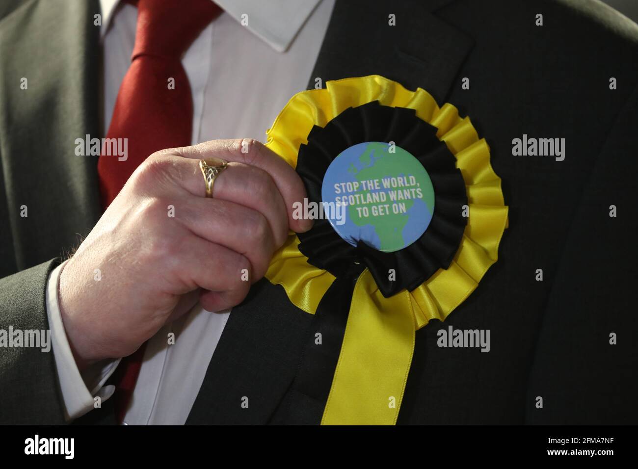 Nahaufnahme der Rosette, die von Kevin Stewart, SNP, getragen wurde ...